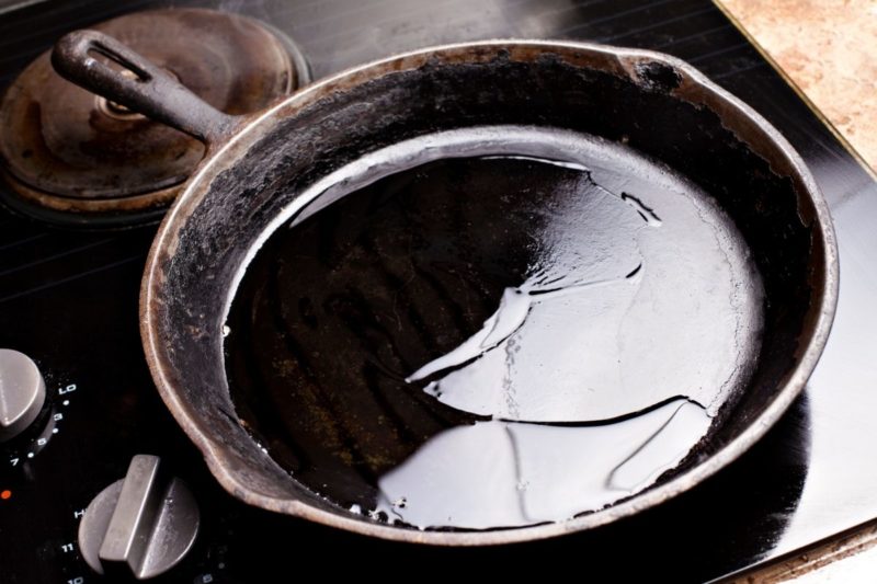 15+ Best Oil For Seasoning Cast Iron [For Nonstick Surface]
